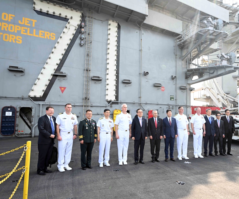 Foreign Minister Cho Tae-yul‘s Visit to Aircraft Carrier USS Theodore ...